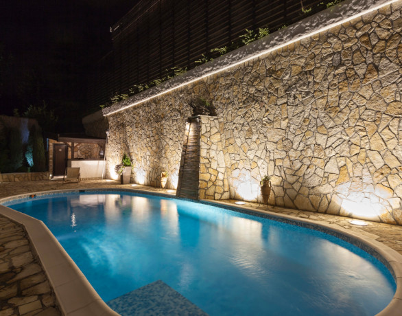 What is a swimming pool deck? | Morton Pool Solutions